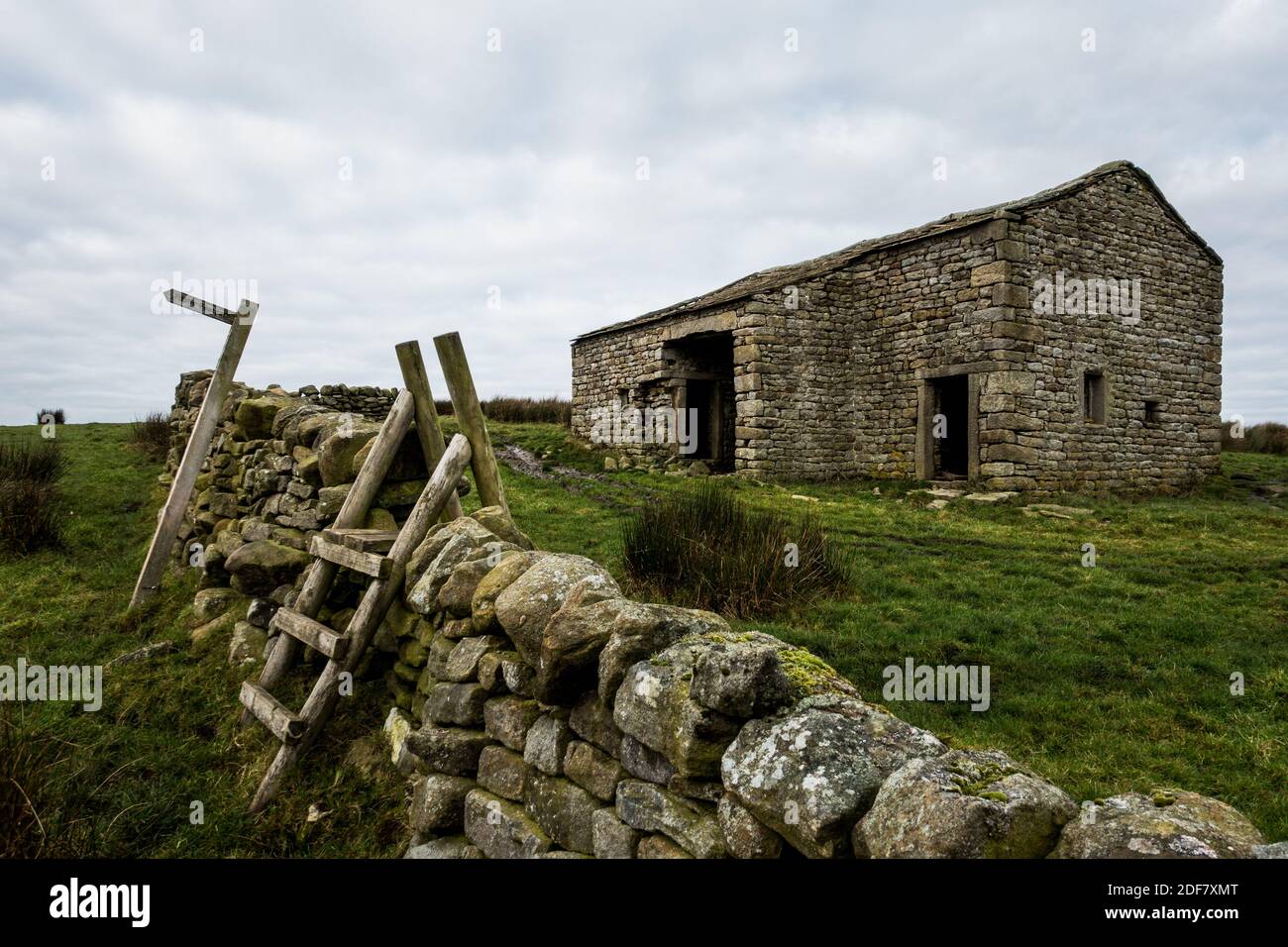 Old stone barn hi-res stock photography and images - Alamy