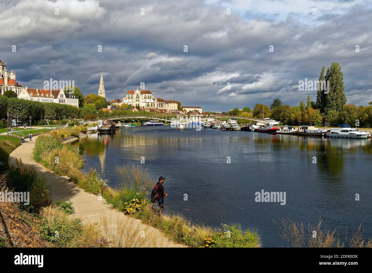 France, Yonne, Auxerre, the Yonne river banks and the abbey church of ...