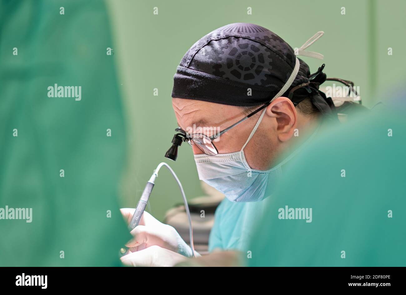 Surgeon Inserting Tube Into Patient During Surgery Stock Photo - Alamy