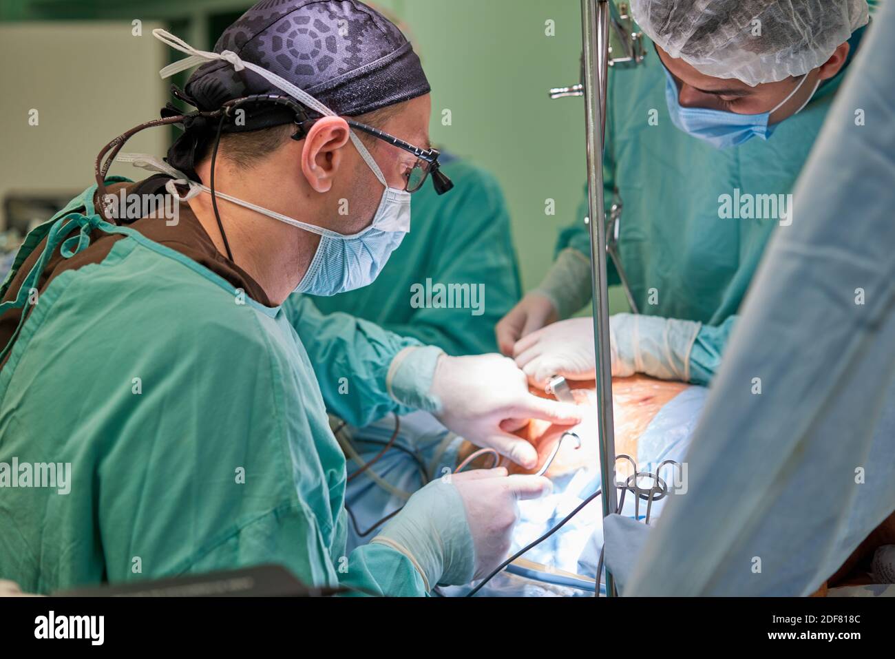 Surgeon Inserting Tube Into Patient During Surgery Stock Photo - Alamy