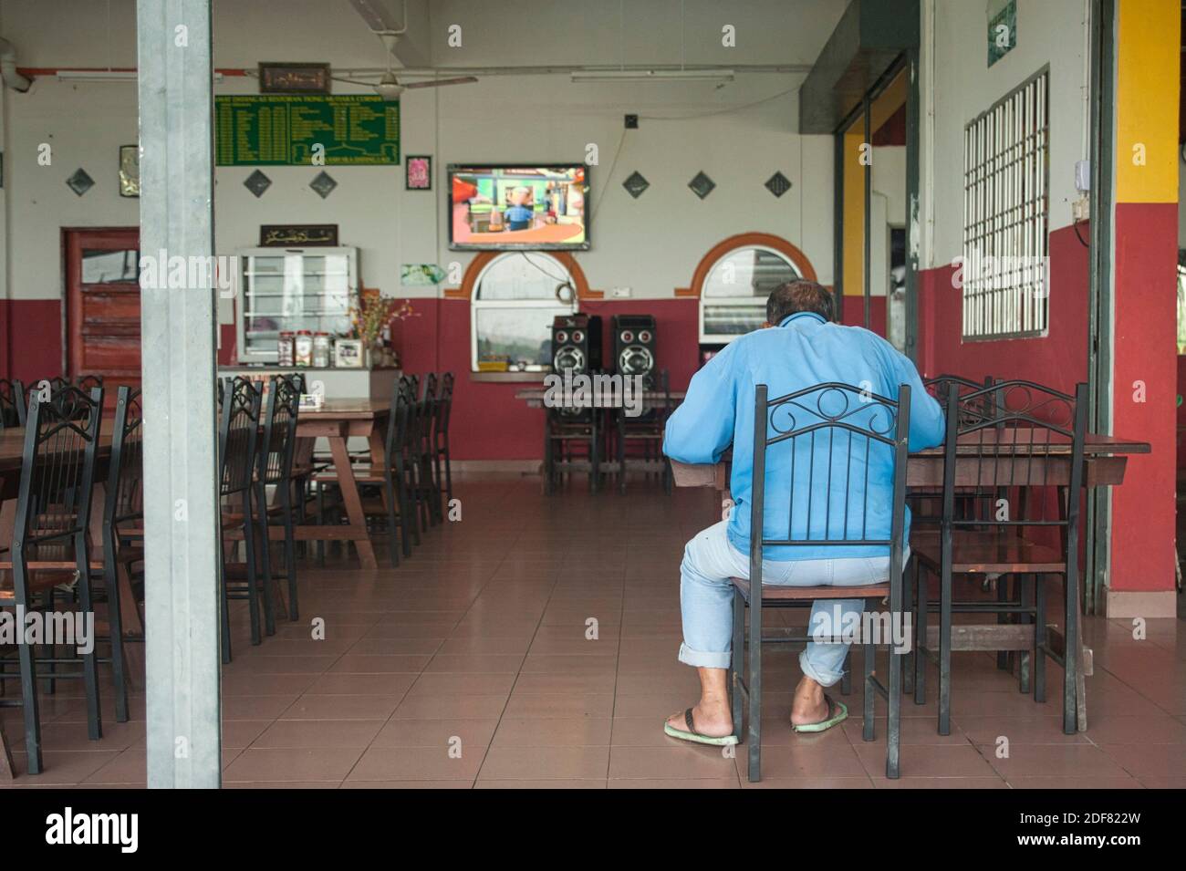 Man dining alone and restaurant hi-res stock photography and images - Alamy