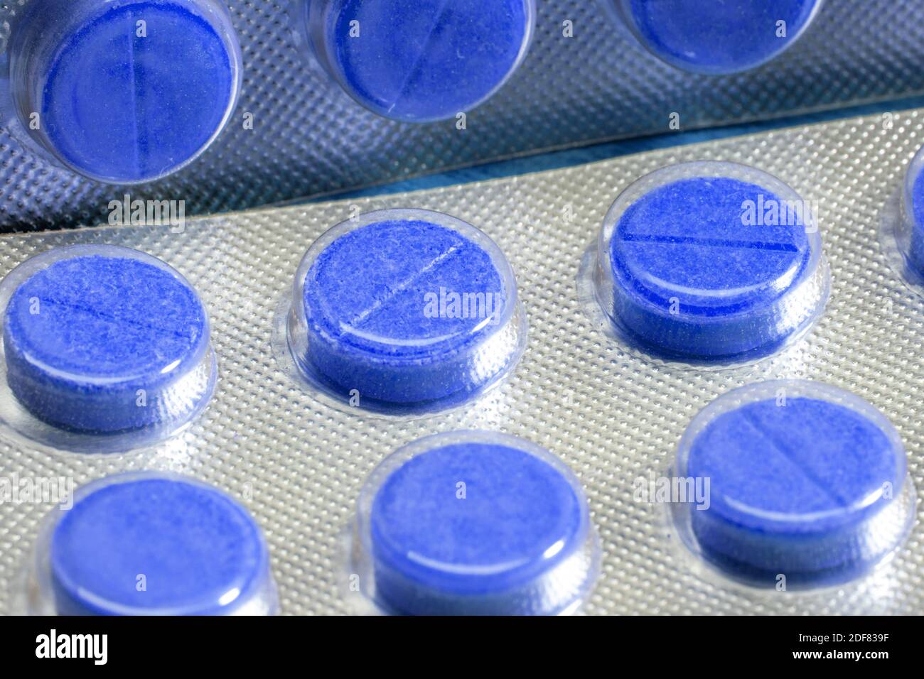 Headache tablets chemist hi-res stock photography and images - Alamy