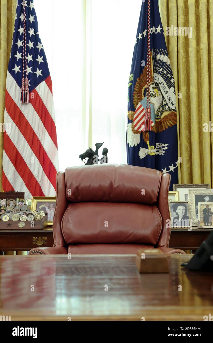 President oval office empty chair hi-res stock photography and images ...