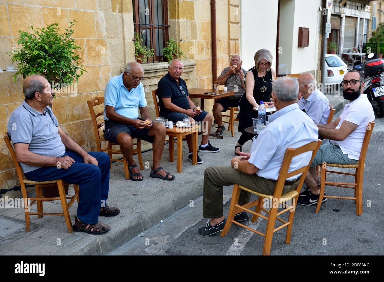 Outside pavement table hi-res stock photography and images - Alamy