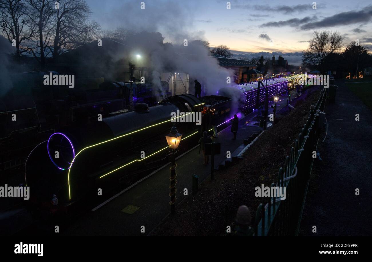 The S15 class steam locomotive 506 takes on water at Ropley station as ...