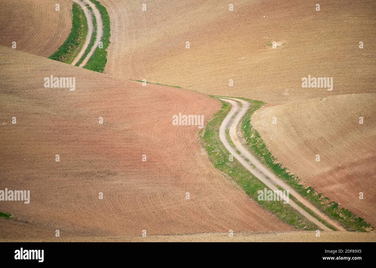 Country road through dry hi-res stock photography and images - Alamy