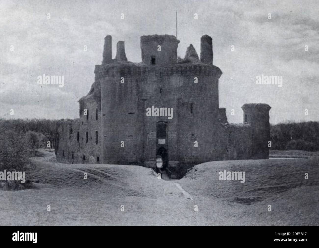 13th century triangular scottish castle hi-res stock photography and ...