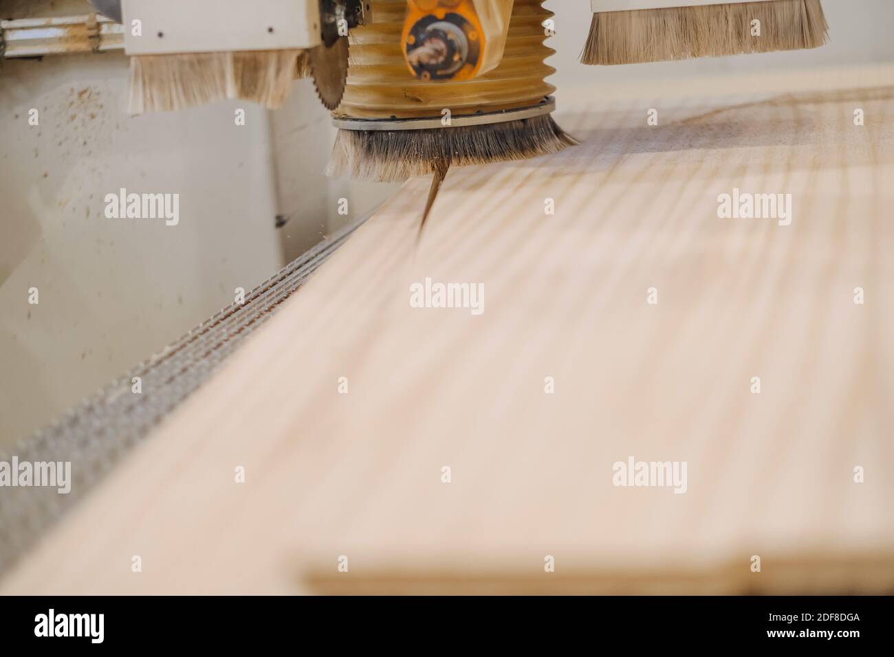 Milling machine and wooden panel hi-res stock photography and images ...