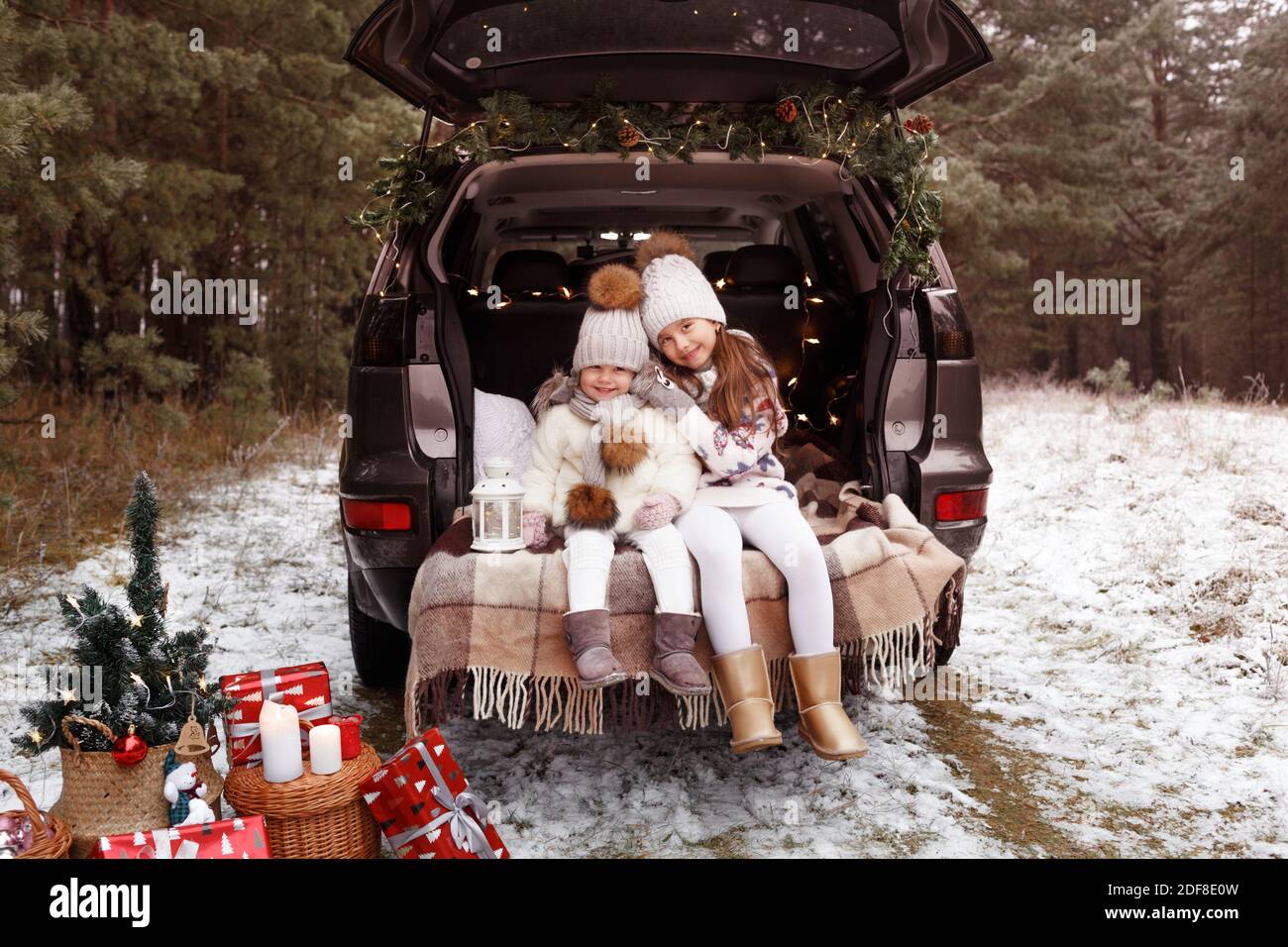 Two tween girls hi-res stock photography and images - Alamy