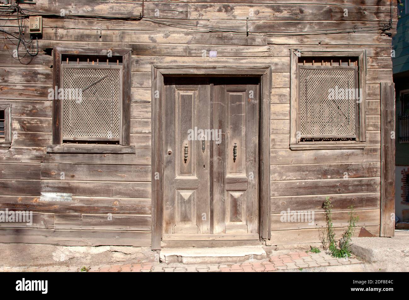 old ottoman wooden door with metal handle knocker Stock Photo - Alamy