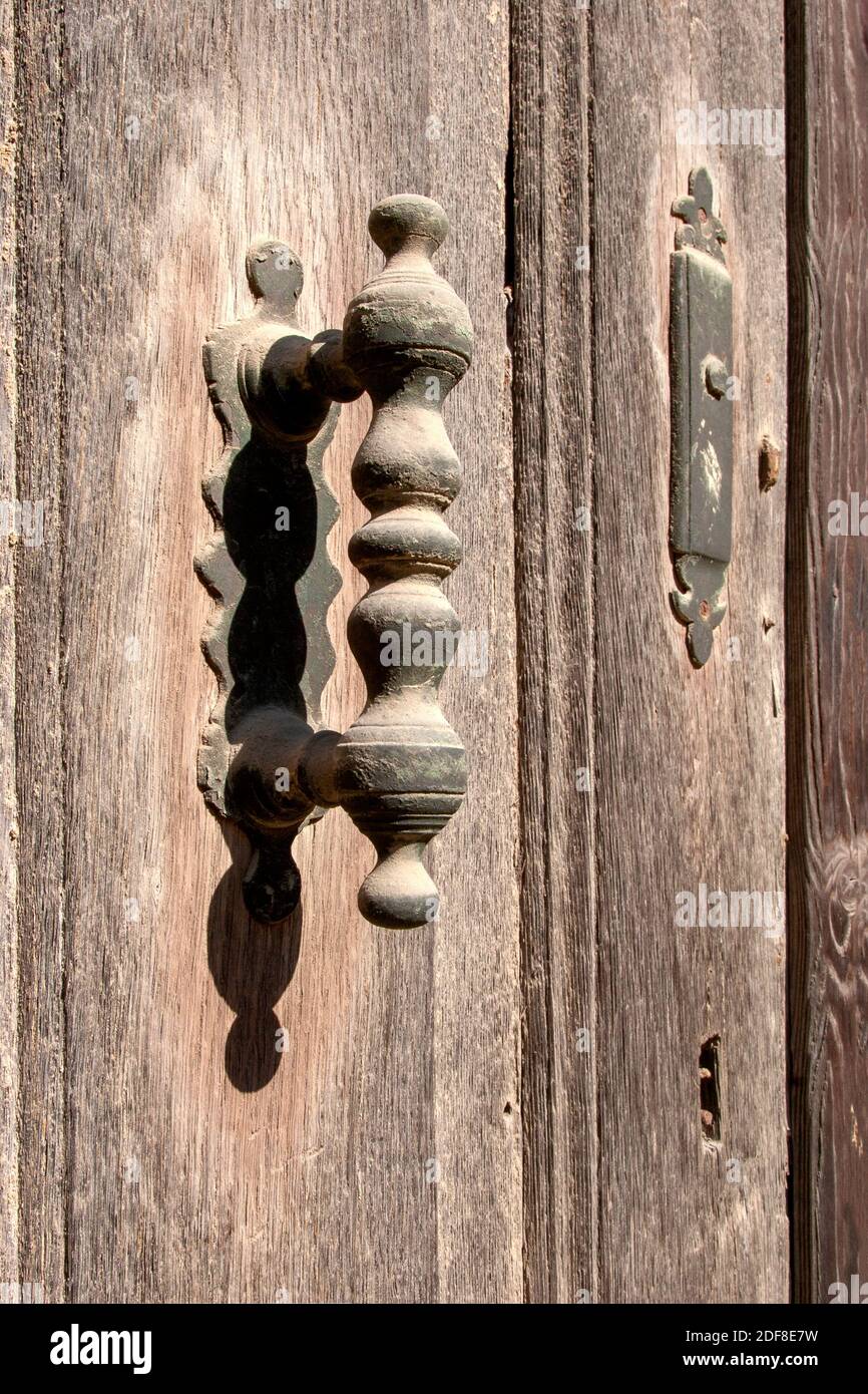old ottoman wooden door with metal handle knocker Stock Photo - Alamy