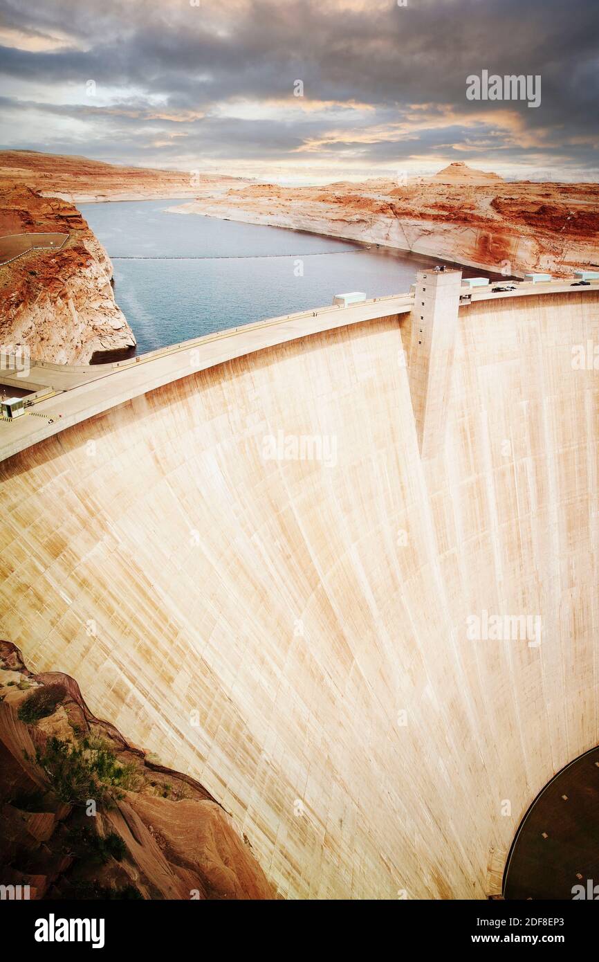 Concrete arch gravity dam hi-res stock photography and images - Alamy