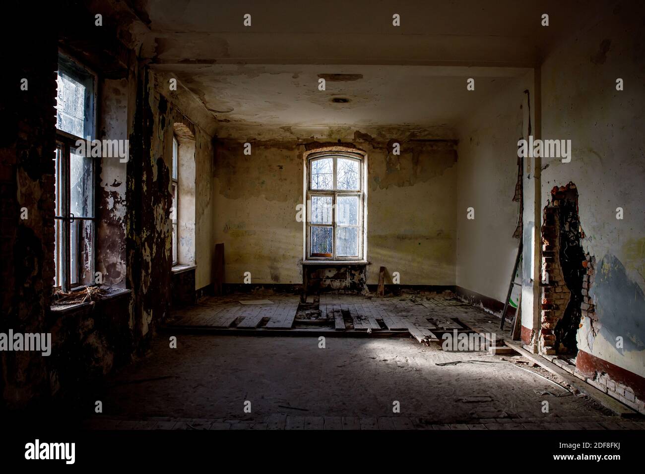 Empty destroyed room in an old palace Stock Photo - Alamy
