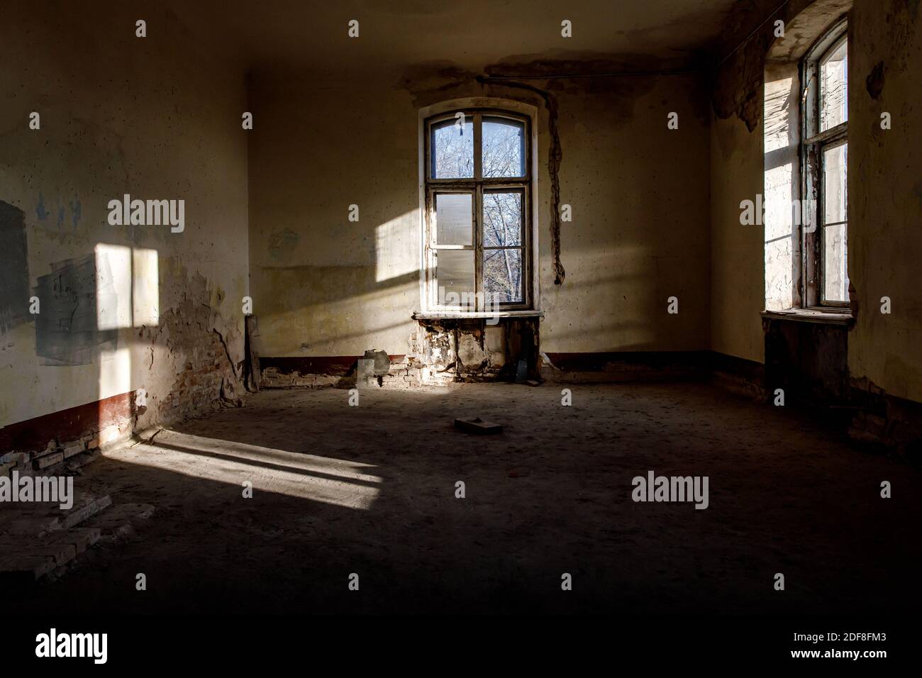 Empty destroyed room in an old palace Stock Photo - Alamy