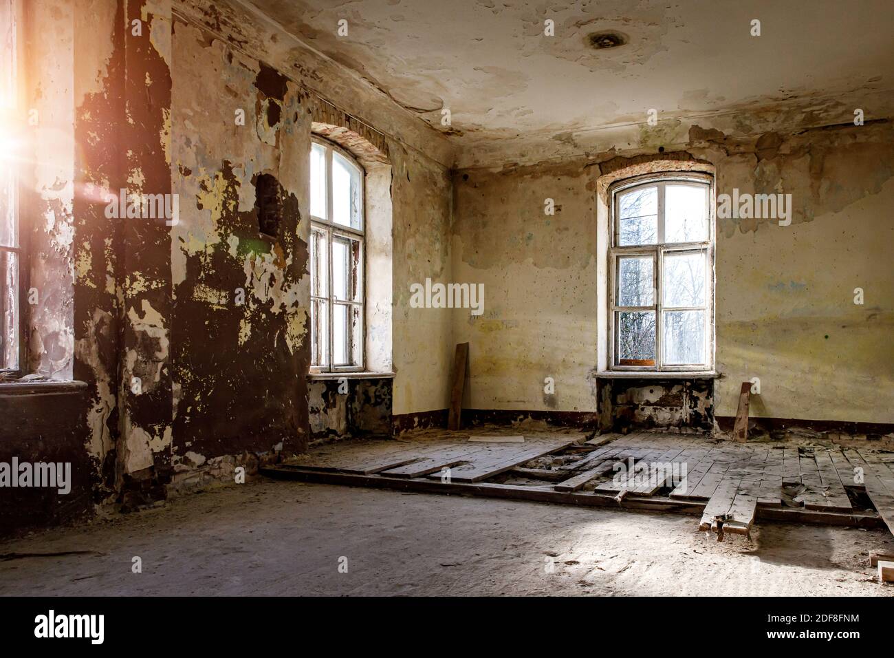 Empty destroyed room in an old palace Stock Photo - Alamy
