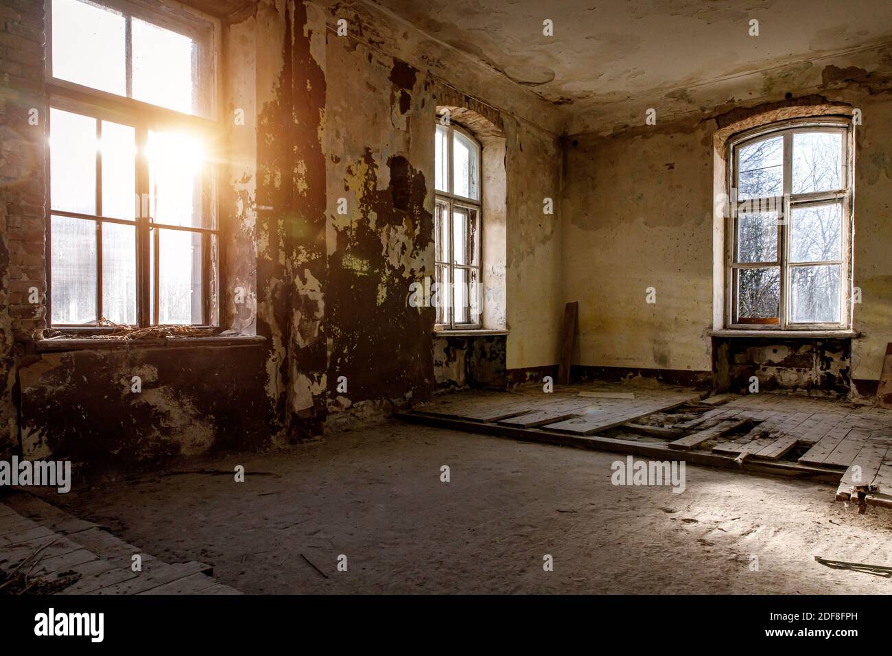 Empty destroyed room in an old palace Stock Photo - Alamy