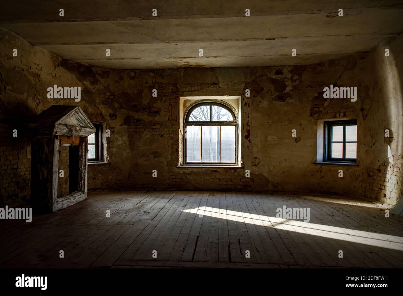 Empty destroyed room in an old palace Stock Photo - Alamy