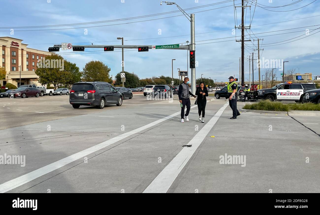 Police officer helping hi-res stock photography and images - Alamy