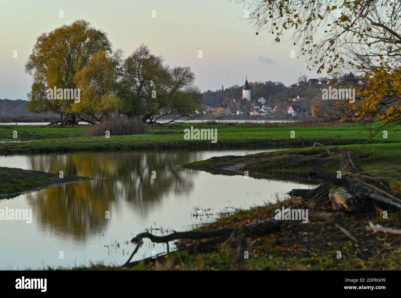 Lebus, Germany. 20th Nov, 2020. The church tower of the small town of ...