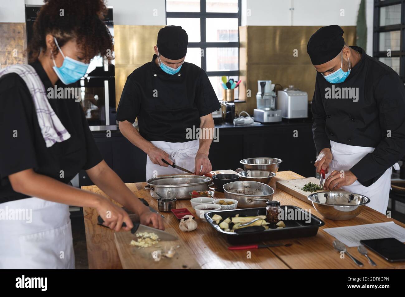 Group wearing face masks hi-res stock photography and images - Alamy