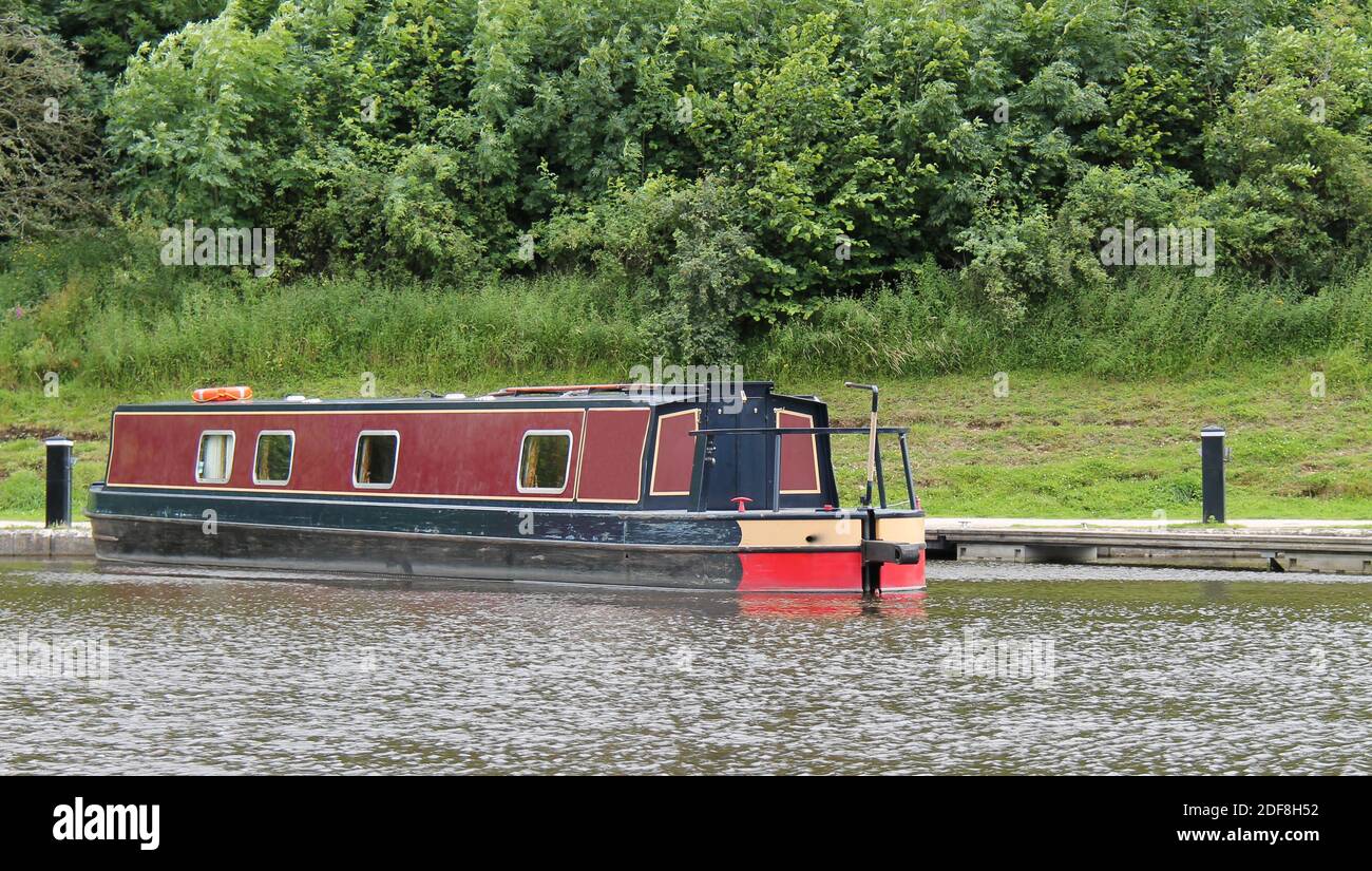Traditional narrow boat hi-res stock photography and images - Alamy