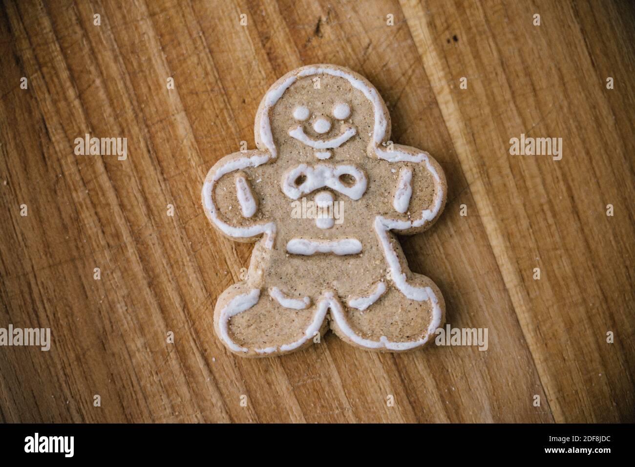 Single gingerbread man cookie on wooden cookie board Stock Photo - Alamy