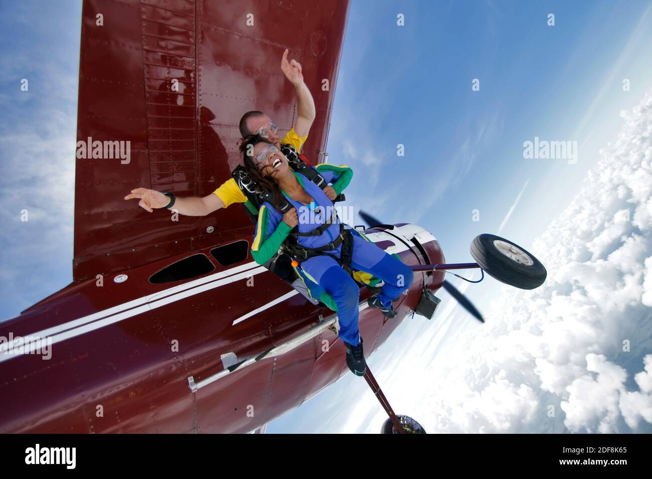 Black parachute hi-res stock photography and images - Alamy