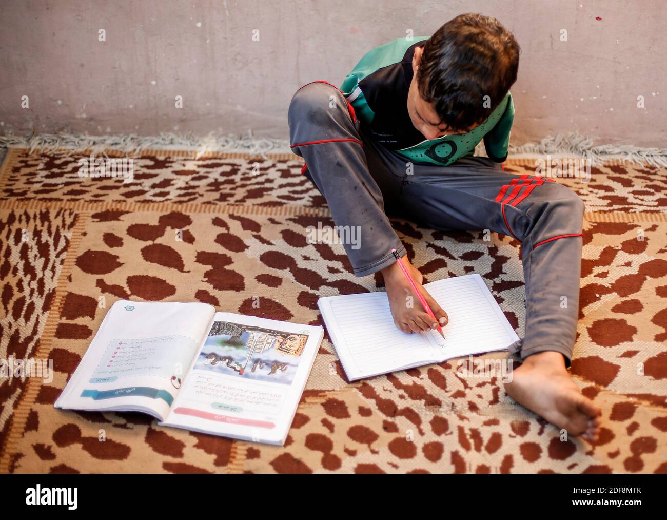 Gaza, The Gaza Strip, Palestine. 13th Oct, 2017. Palestinian boy Osama ...