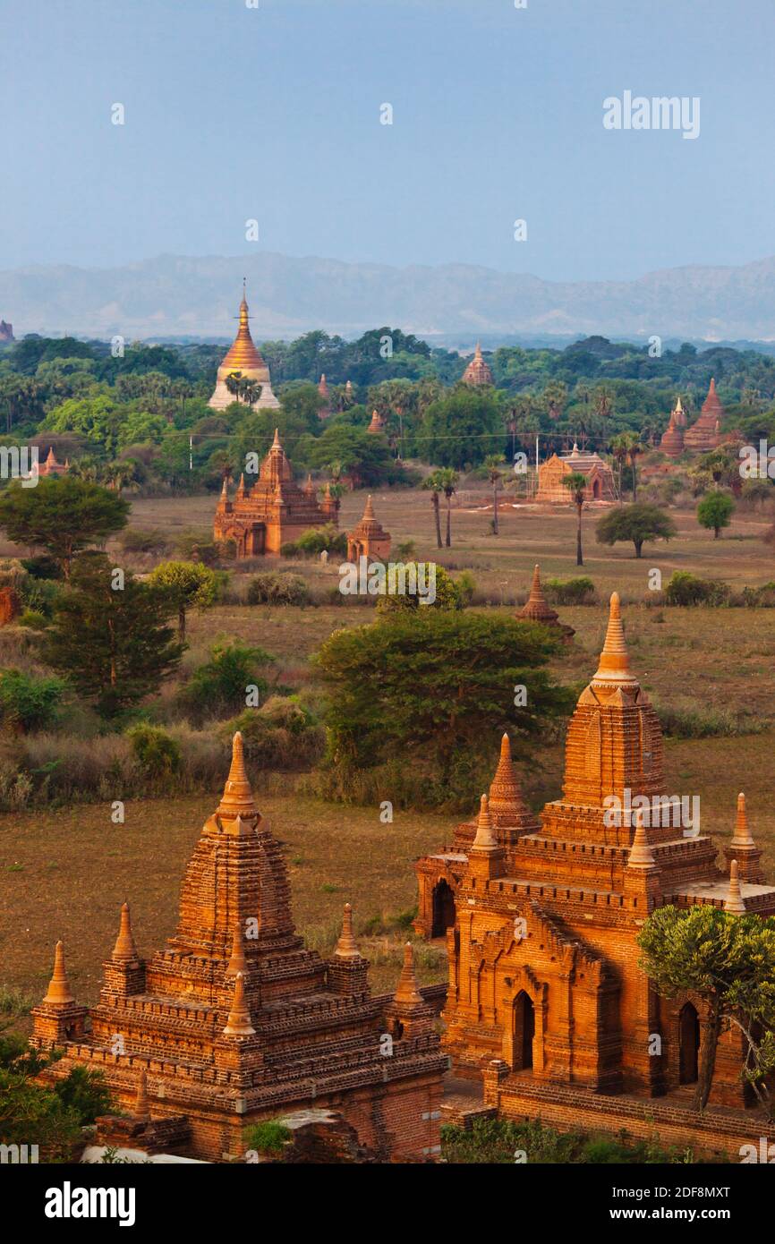 Bagan sunrise ancient historic historical zone burma hi-res stock ...