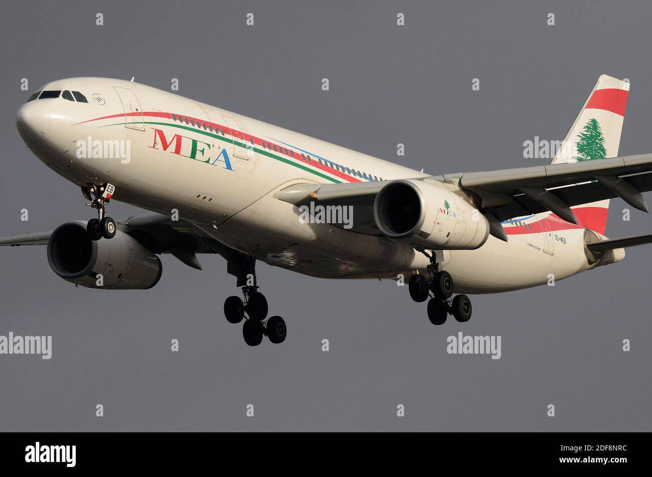 Aeroplane landing lebanon hi-res stock photography and images - Alamy