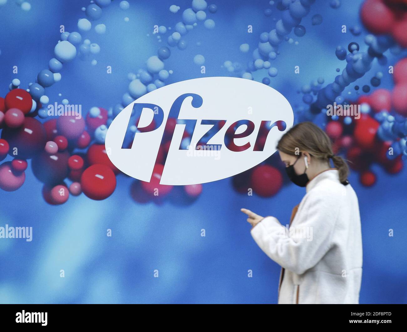 Pfizer headquarters new york city hi-res stock photography and images ...