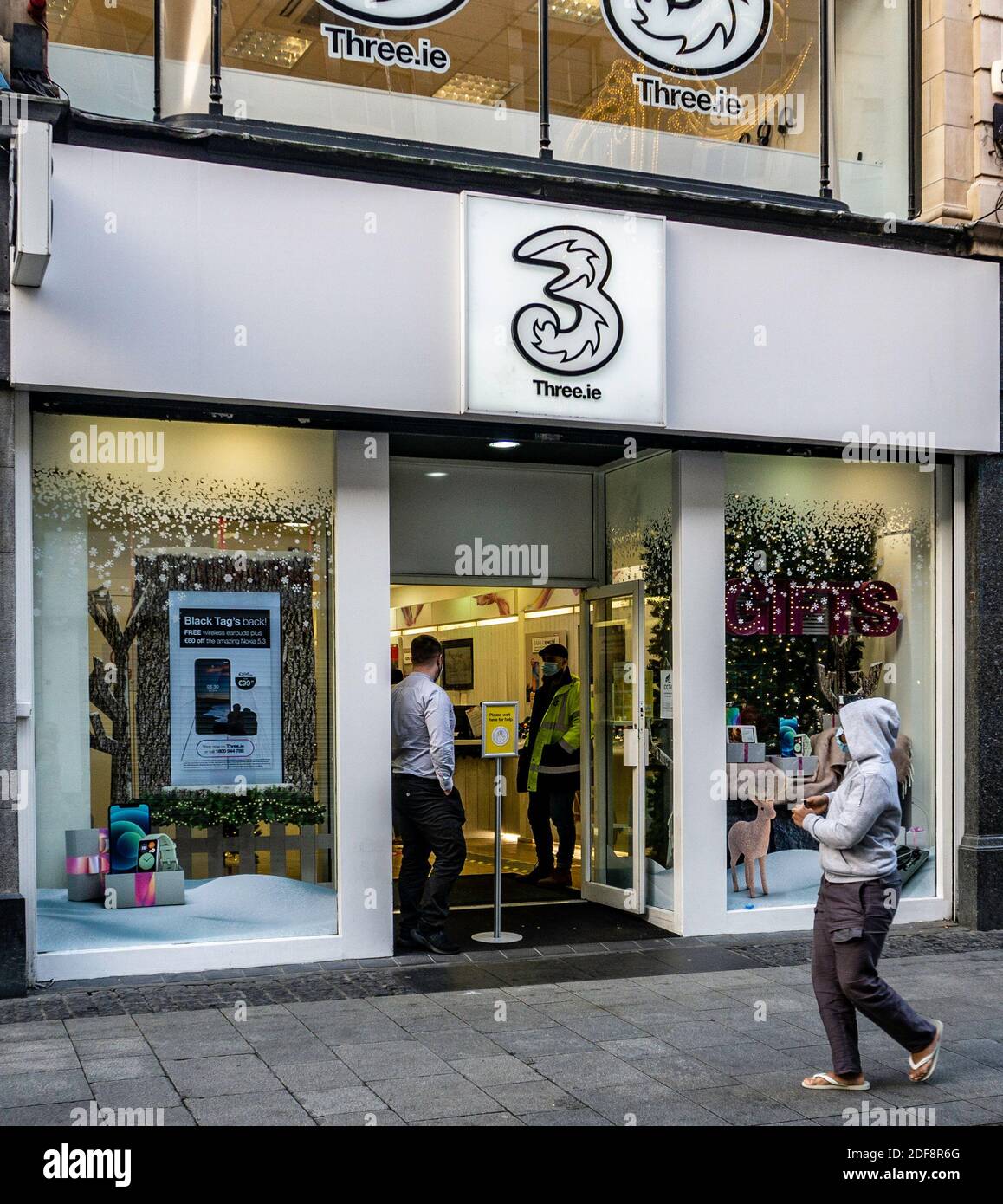 Mobile lifestyle hi-res stock photography and images - Alamy