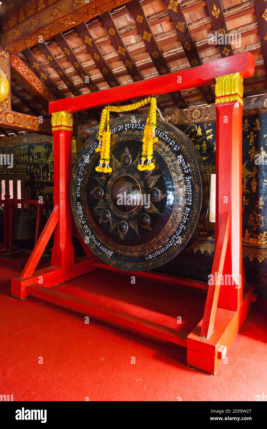 Giant GONG inside the Buddhist WAT XIENG THONG (Temple of the Golden ...