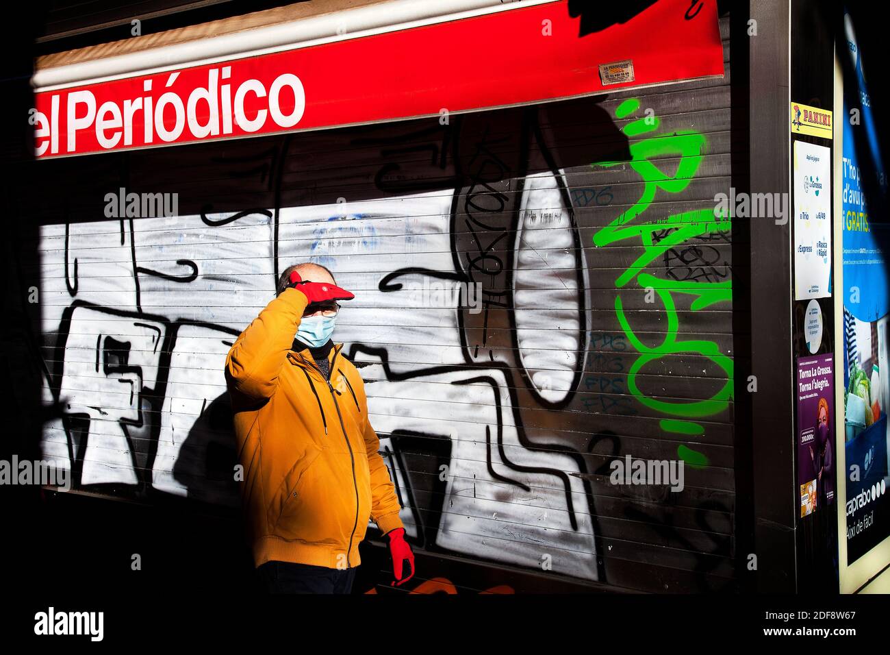 Man shielding his eyes from the sun, Barcelona, Spain Stock Photo - Alamy