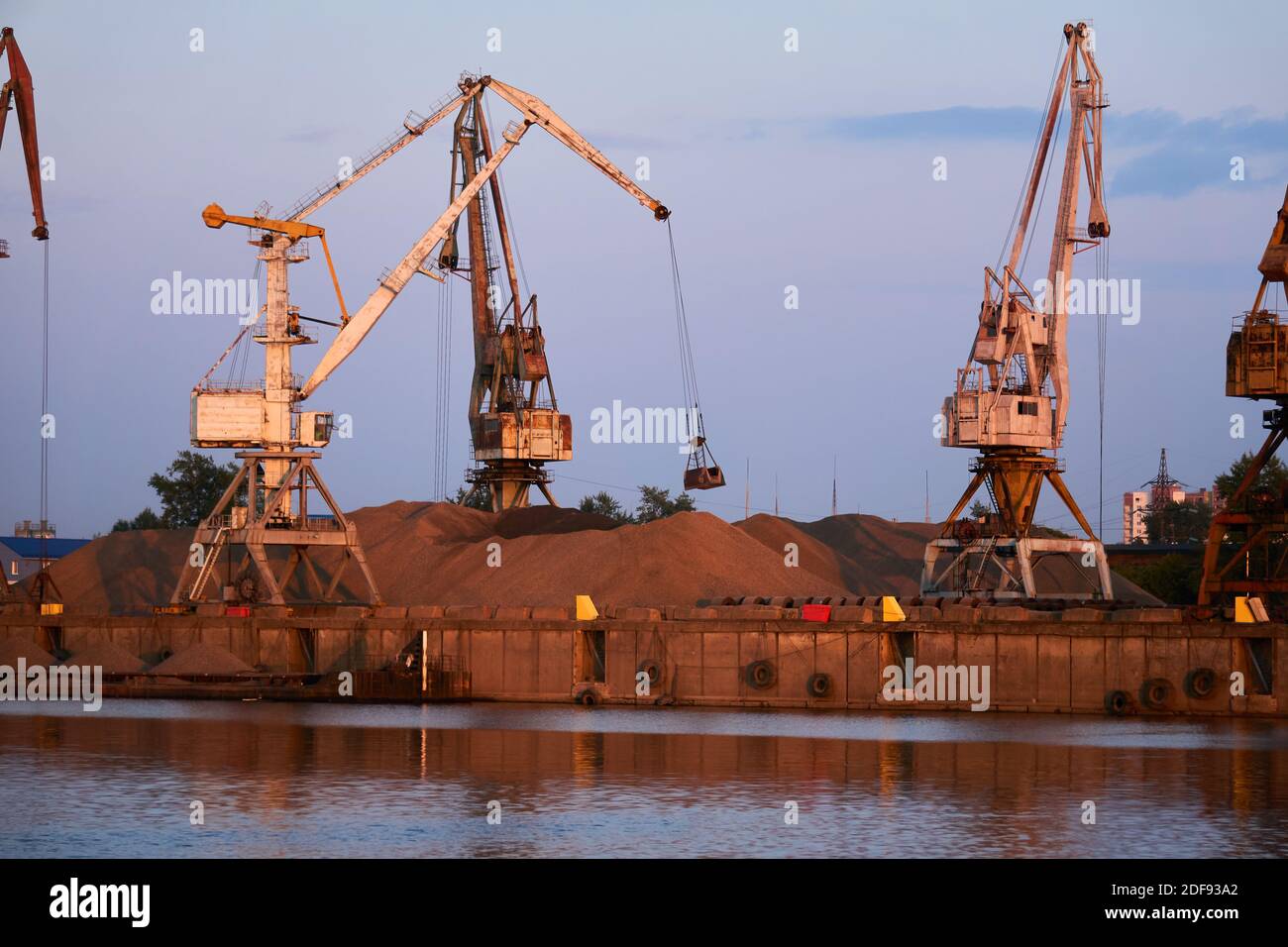 level-luffing bulk-handling cranes load sand onto a dry cargo barge in ...