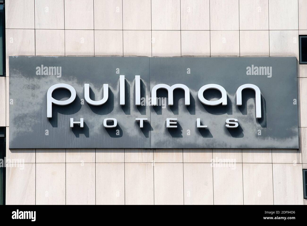 Pullman Logo