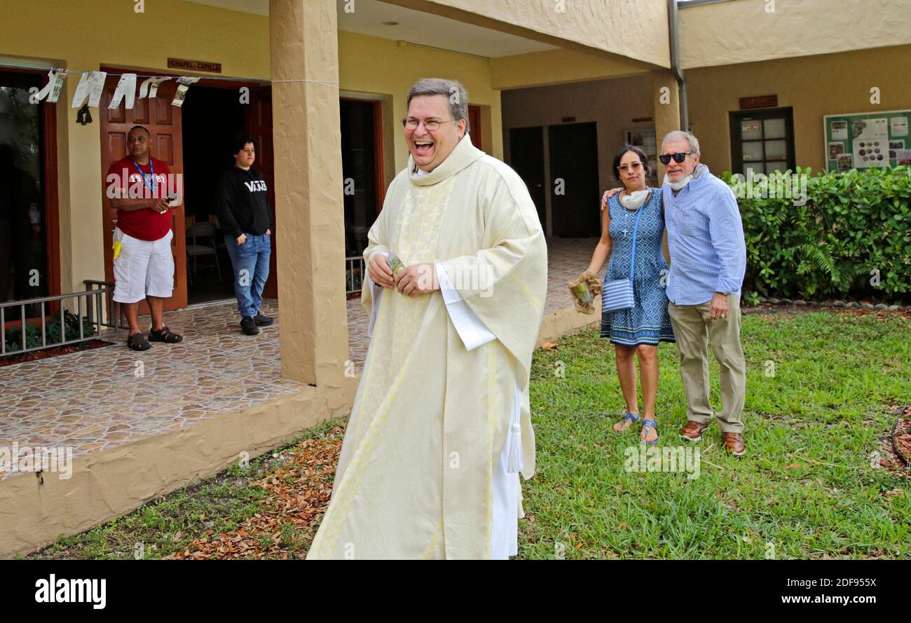 Congregation catholic mass miami hi-res stock photography and images ...