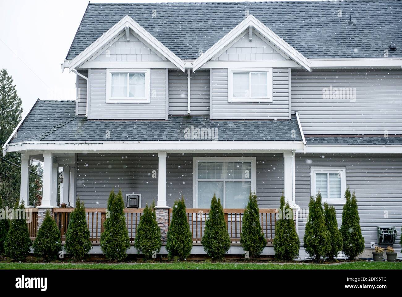 Row of suburb houses usa hi-res stock photography and images - Alamy