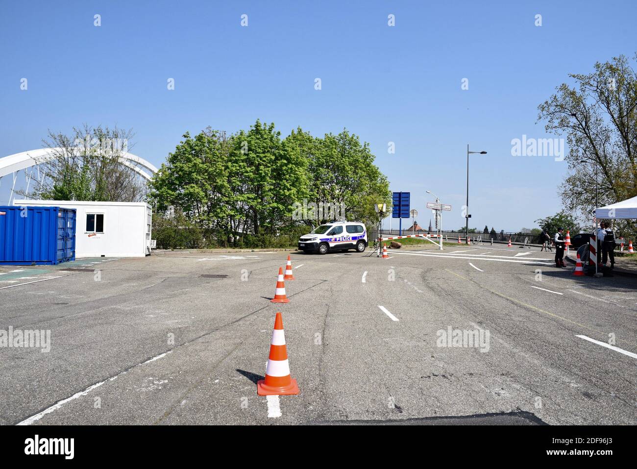 Franco-German border on the Rhine is closed. At the bridge of Europe ...