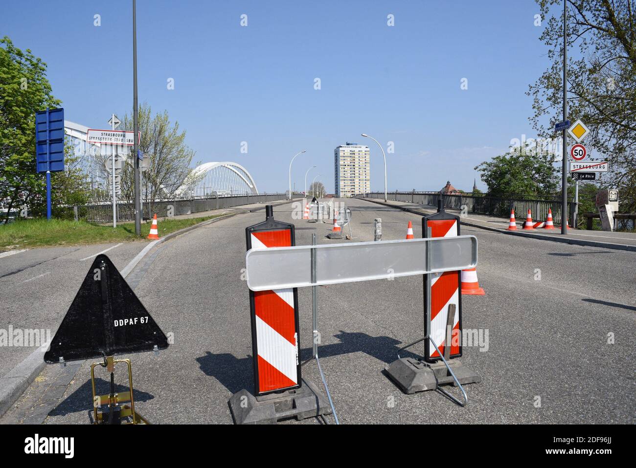Franco-German border on the Rhine is closed. At the bridge of Europe ...