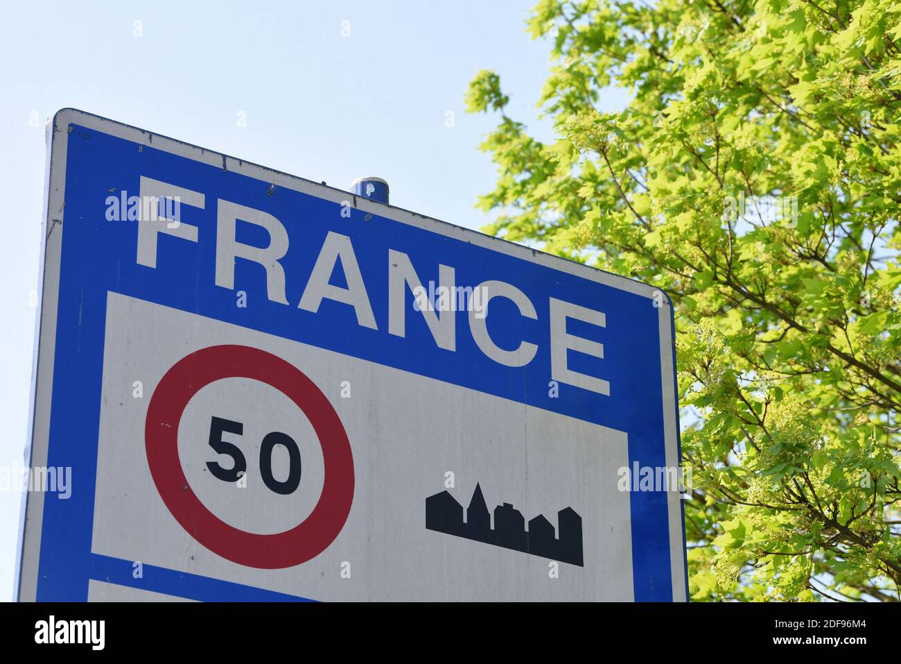 Franco-German border on the Rhine is closed. At the bridge of Europe ...
