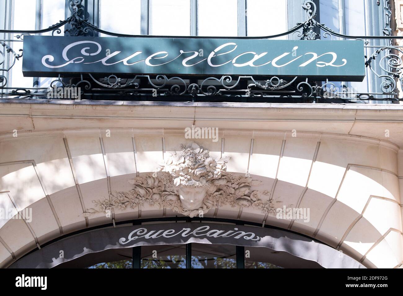 Guerlain logo hi-res stock photography and images - Alamy