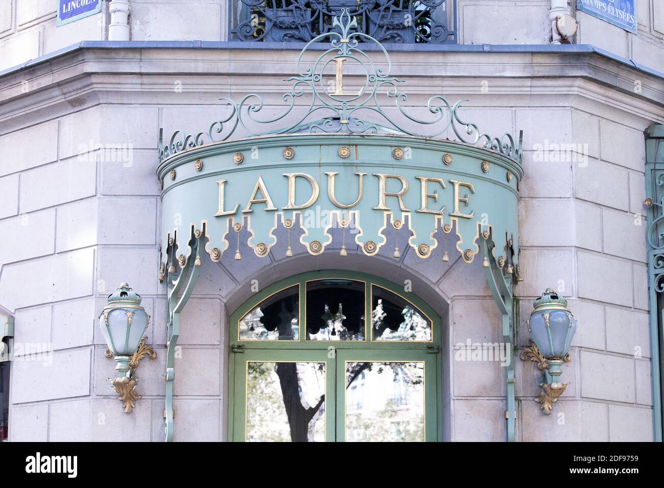 Laduree logo hi-res stock photography and images - Alamy