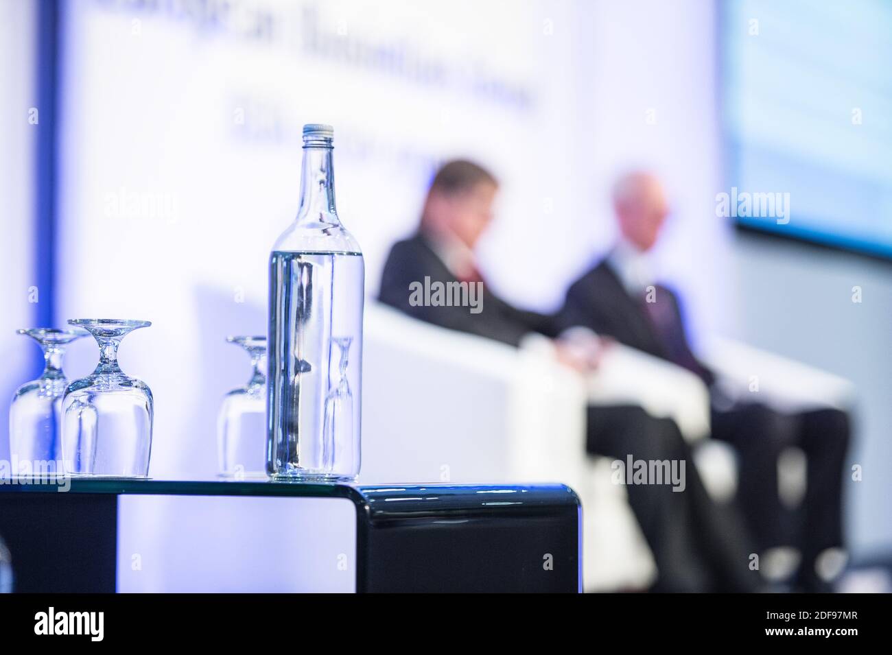 Business meeting wood table water hi-res stock photography and images ...