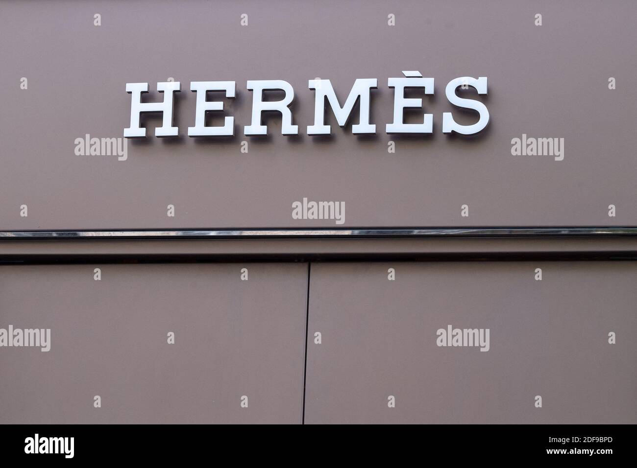 Hermes paris logo hi-res stock photography and images - Alamy