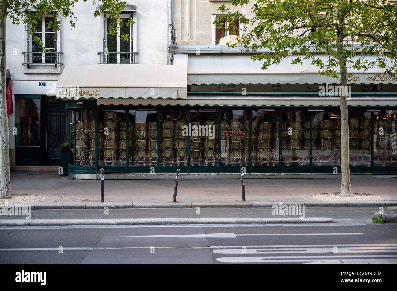 A restaurant closed, in Paris, France, on April 23, 2020 on 38th day of ...