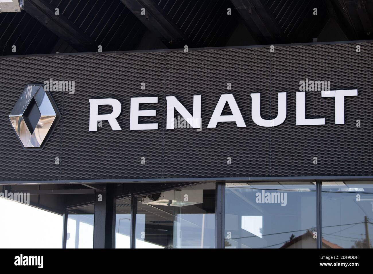 A shop sign of Renault on April 23, 2020 in Ollainville, France.Photo ...