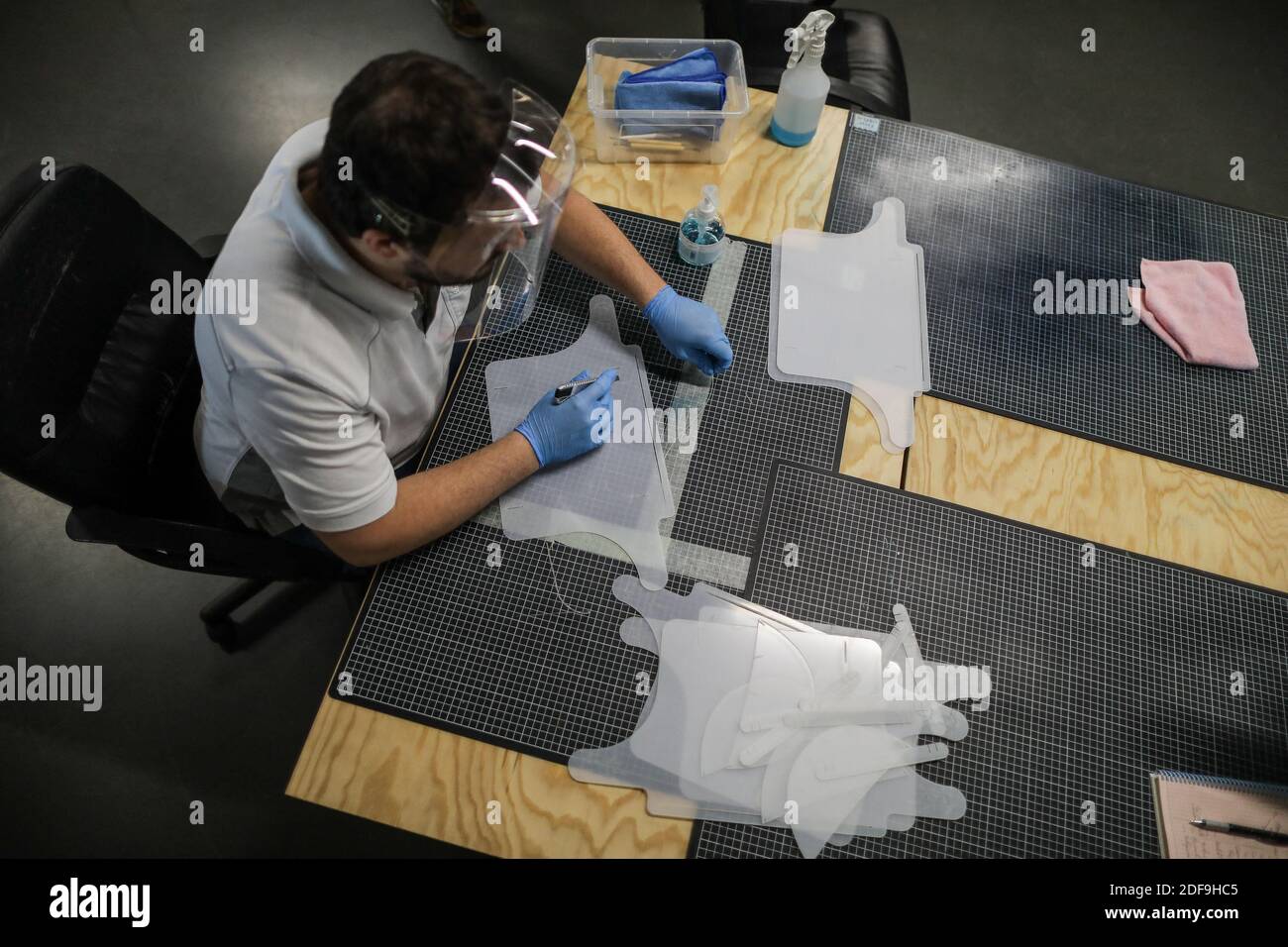 The Fablab at the Cap science museum in Bordeaux makes PVC visors using ...