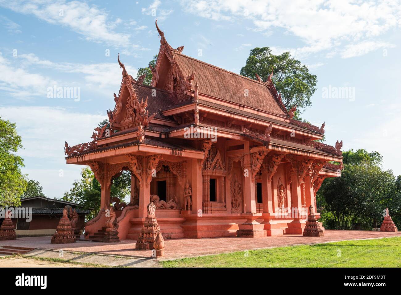 Outer view of the red temple of Ko Samui, Wat Sila Ngu Stock Photo - Alamy