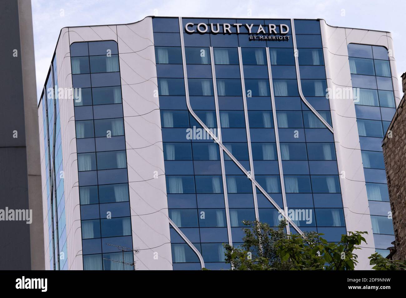 Courtyard marriott logo hi-res stock photography and images - Alamy